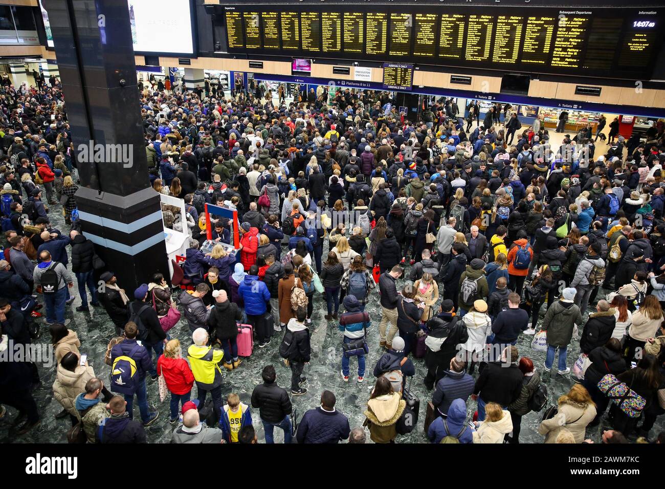 London waterloo station overcrowding hi-res stock photography and ...