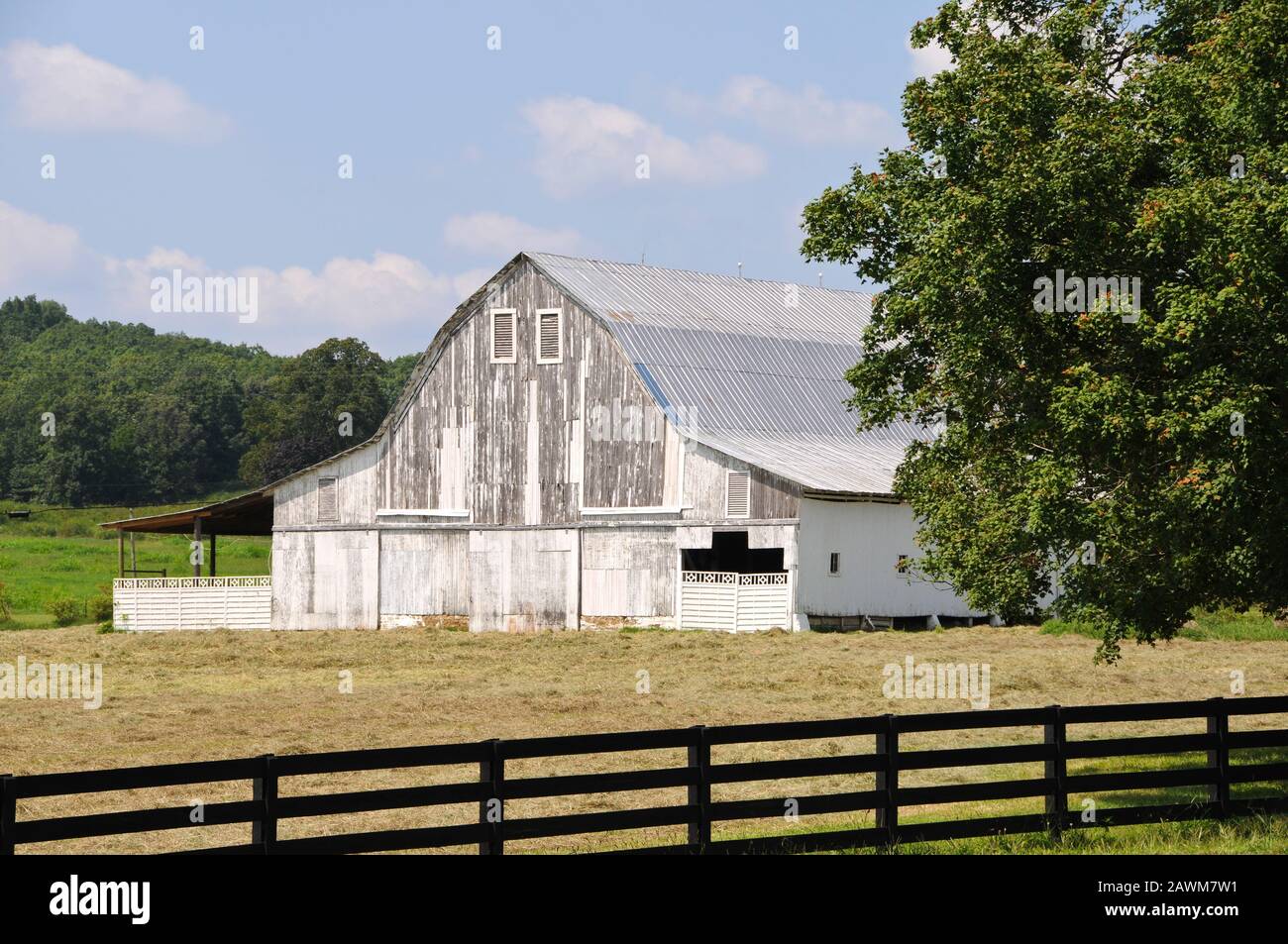 Old white barn farm hi-res stock photography and images - Alamy