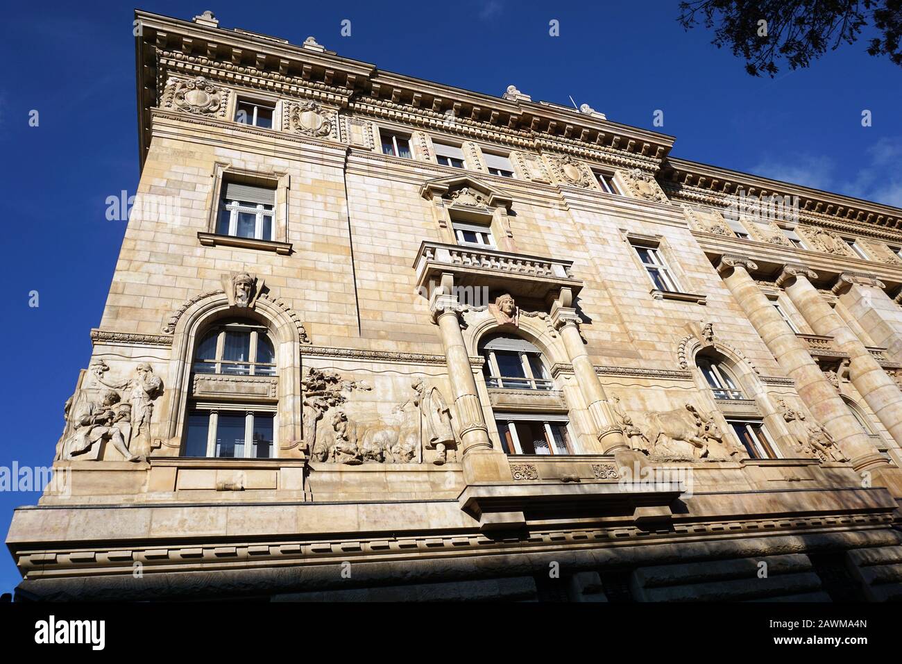 Magyar nemzeti bank hungarian national bank hi-res stock photography ...