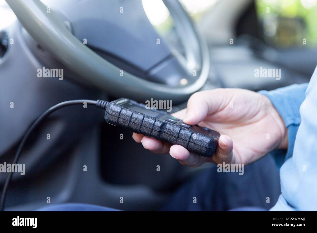 Auto mechanic using car diagnostic scan tool Stock Photo - Alamy