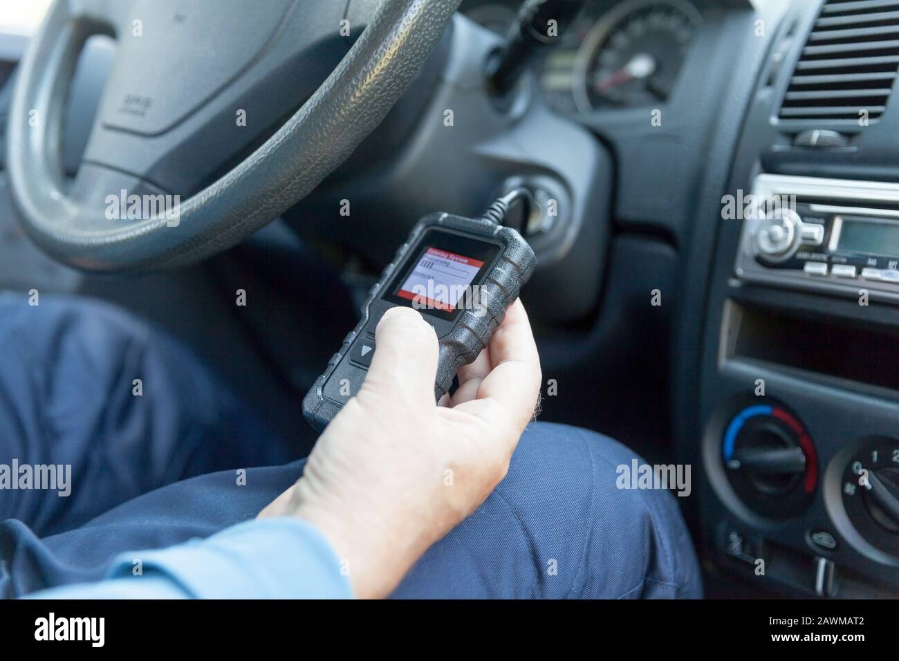 Auto mechanic using car diagnostic scan tool Stock Photo - Alamy