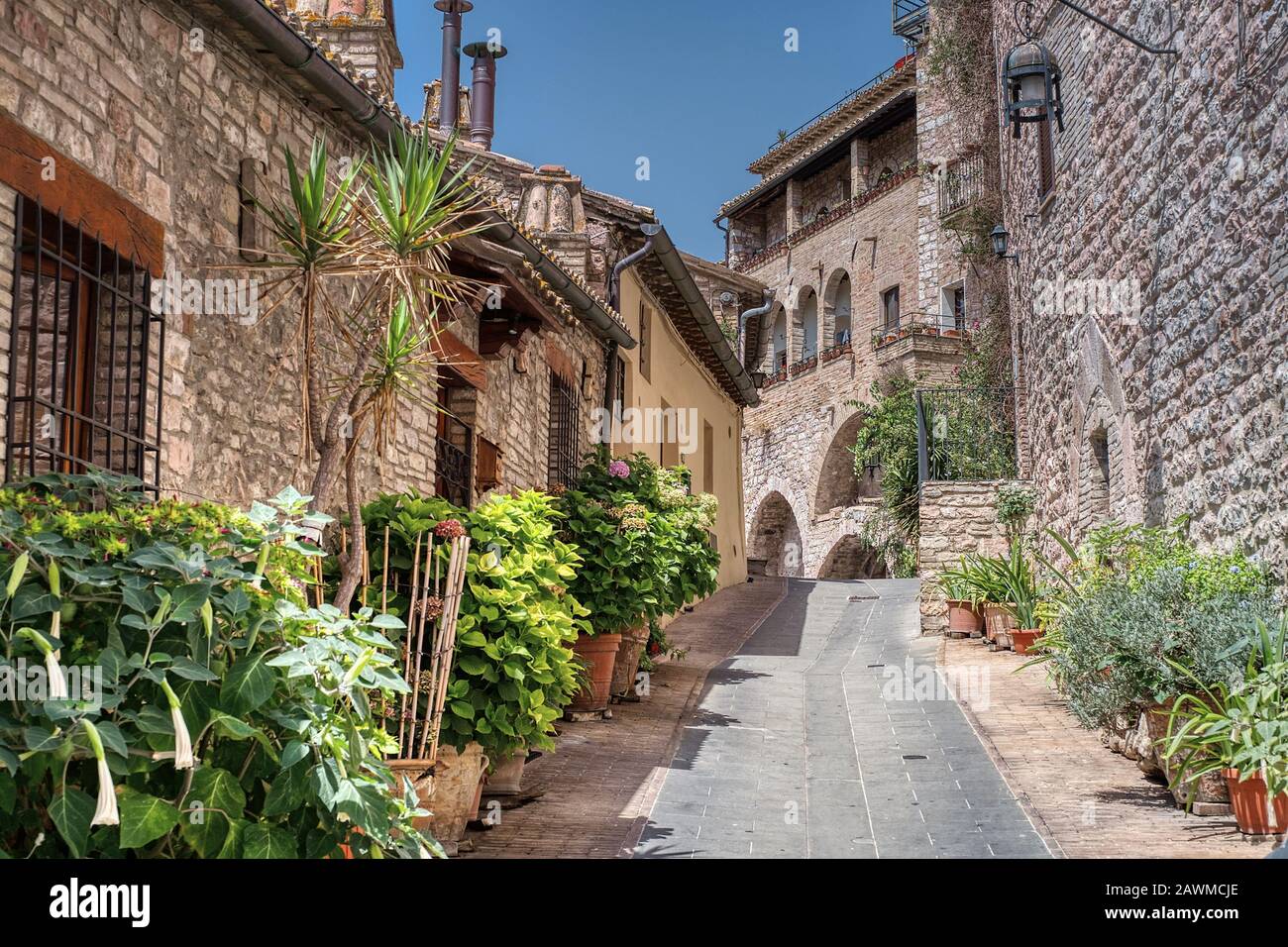 Typical italian village street scene hi-res stock photography and ...