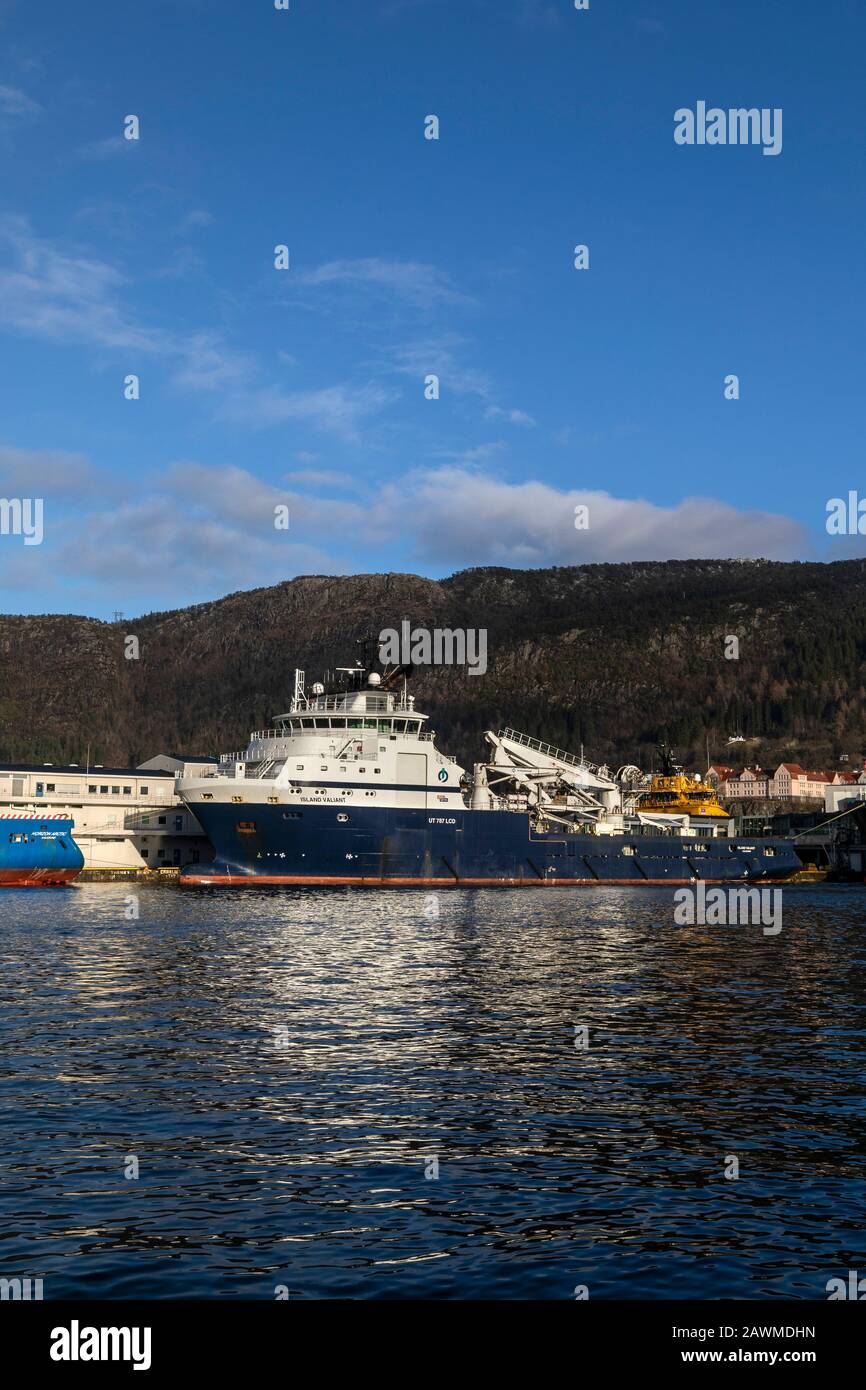 Offshore AHTS anchor handling tug supply light construction vessel ...