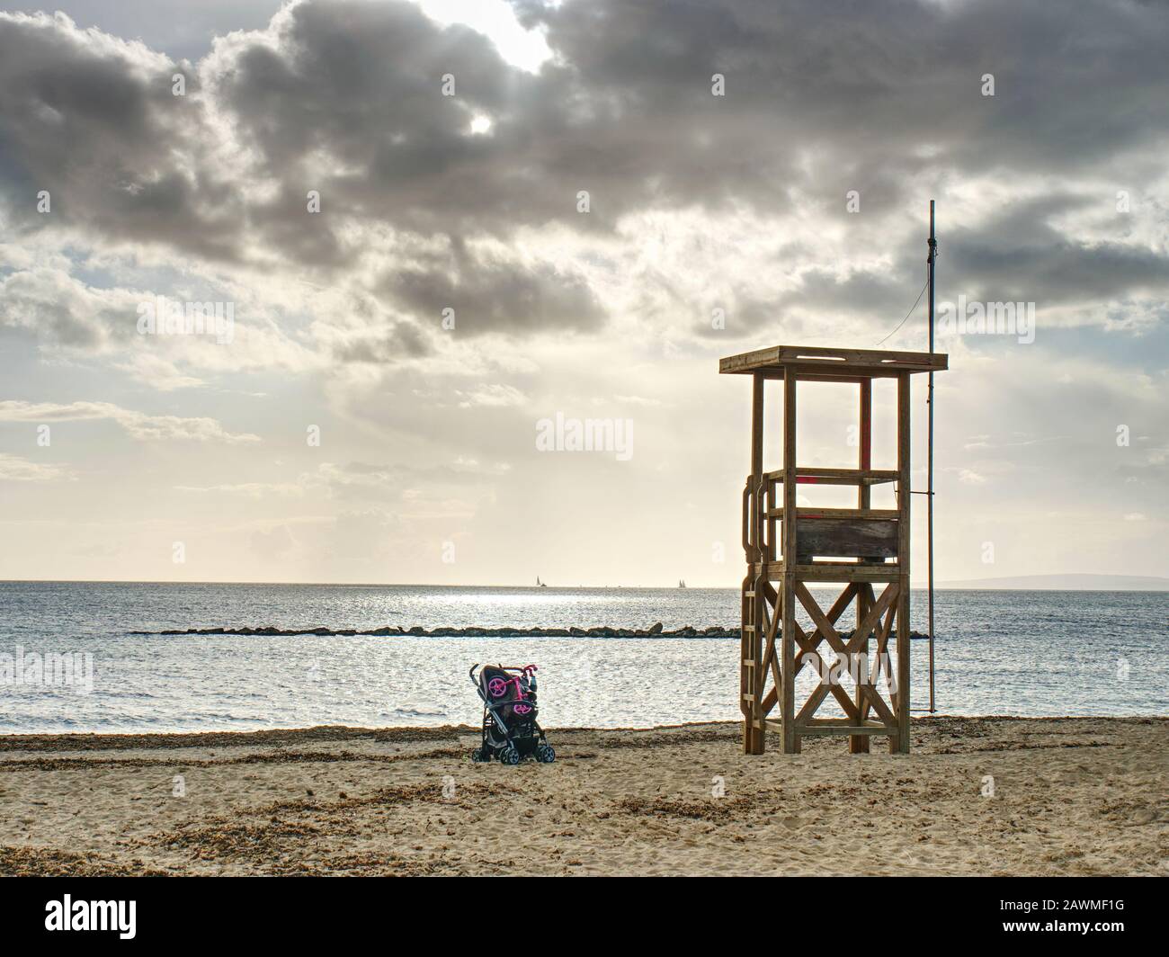 Family on beach silhouettes couple hi-res stock photography and images ...