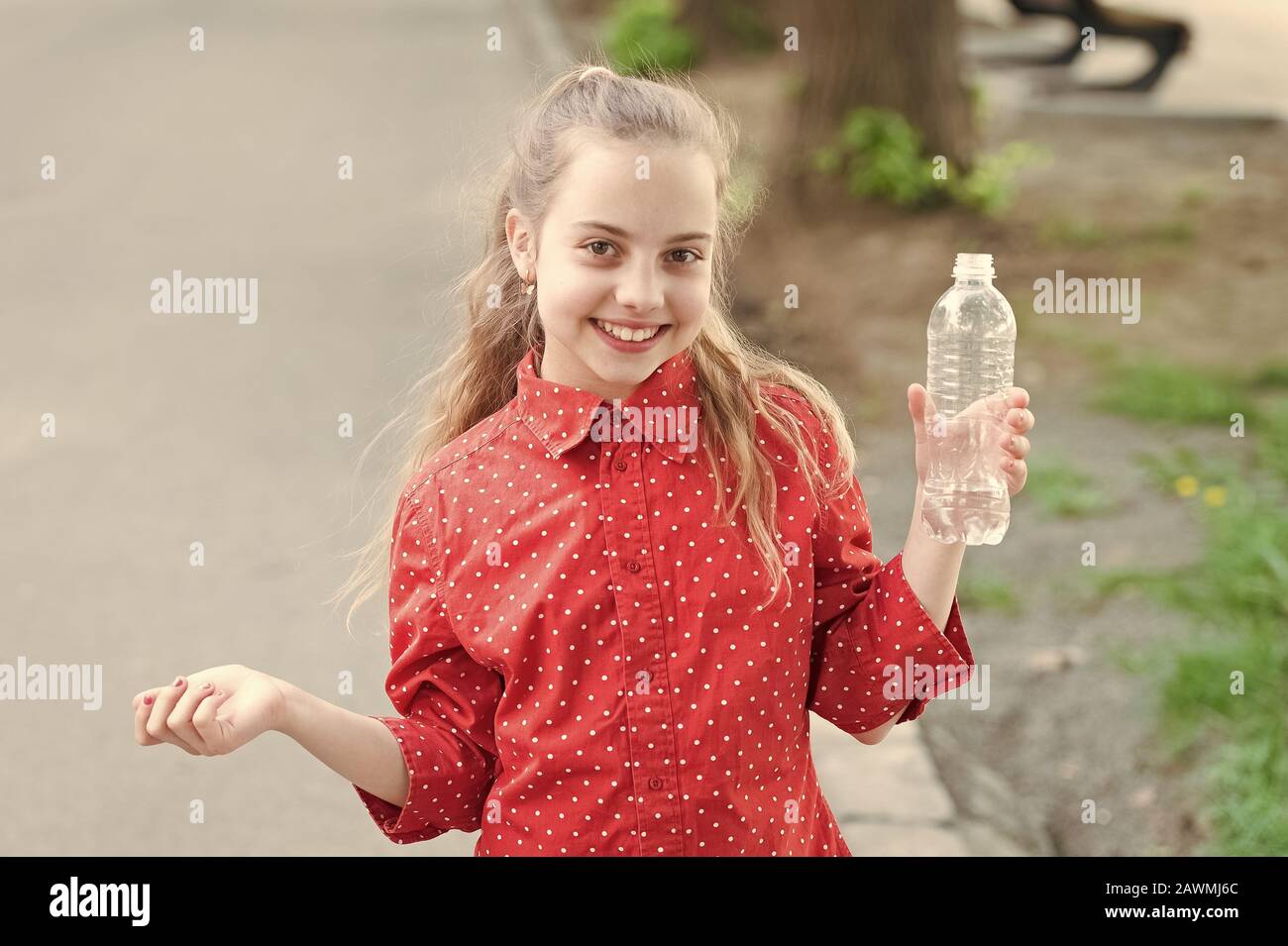 Drink water while walk. Teach kids about body hydration. Healthy habits ...
