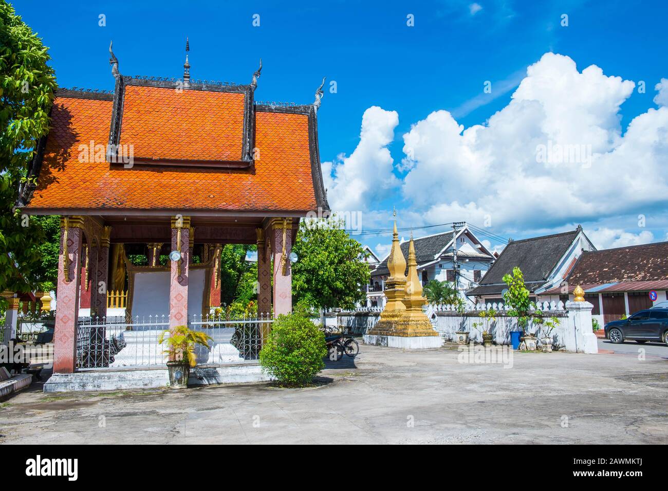 Xiengthong temple hi-res stock photography and images - Alamy