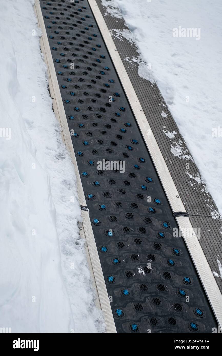 Ski conveyor belt hi-res stock photography and images - Alamy
