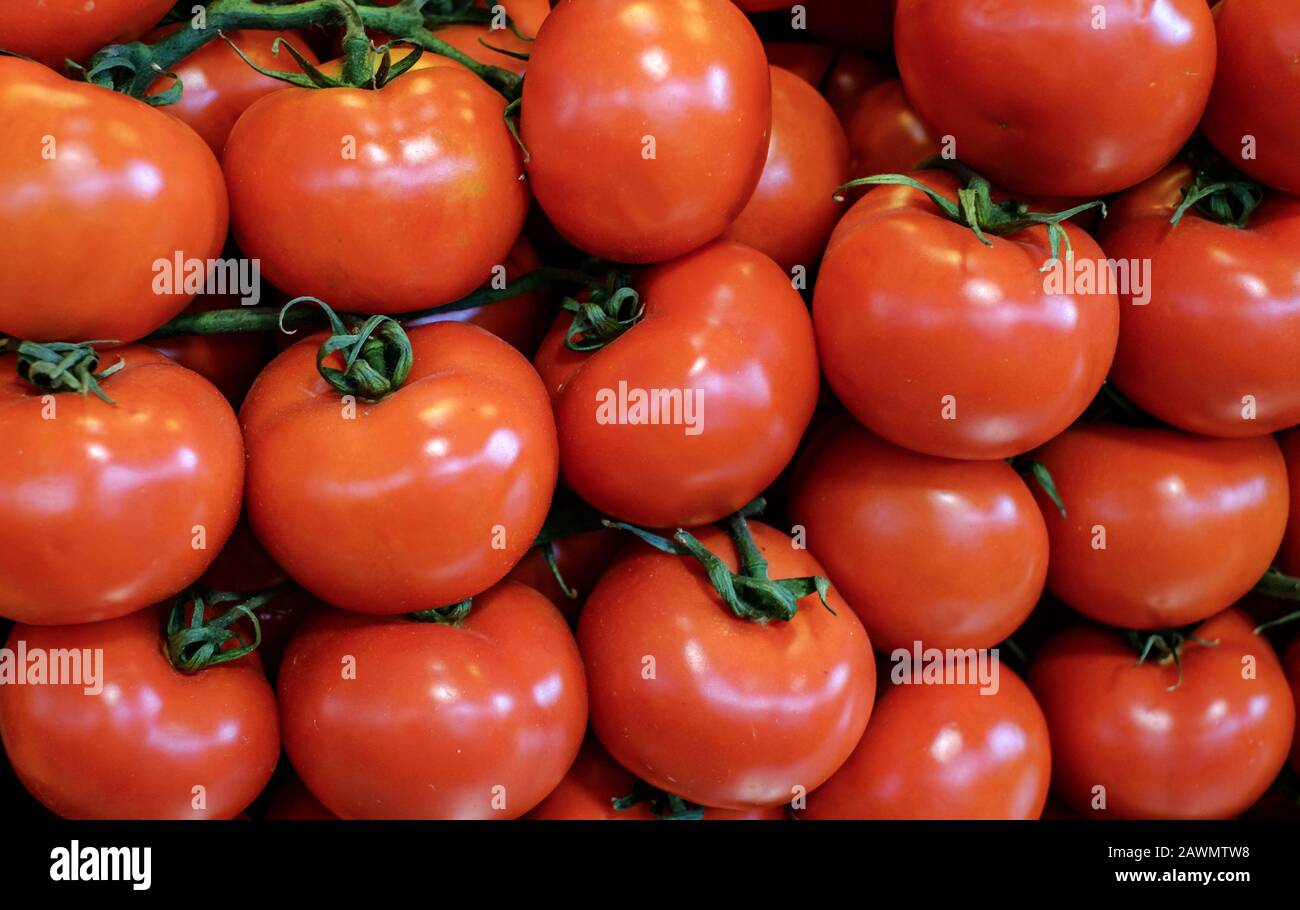 Stall with tomatoes in a grocery store Stock Photo - Alamy