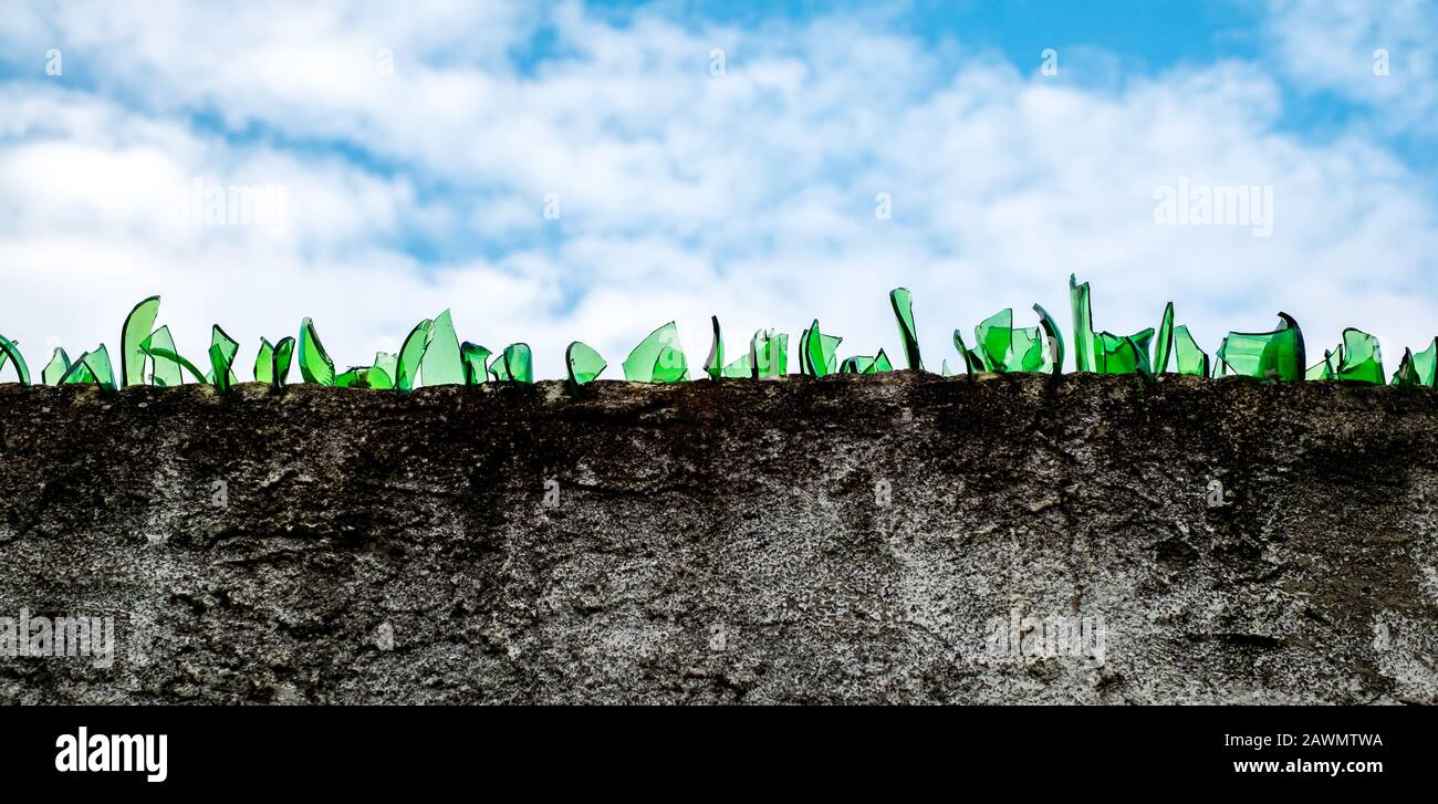 Wall fence shards bottles hi-res stock photography and images - Alamy