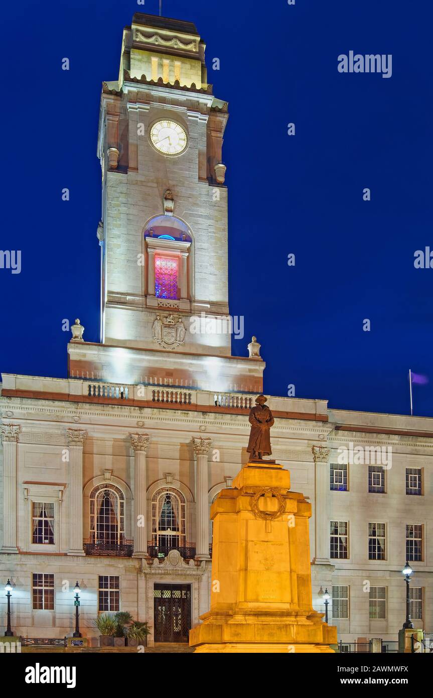 UK,South Yorkshire,Barnsley,Town Hall & World War I Memorial at night ...
