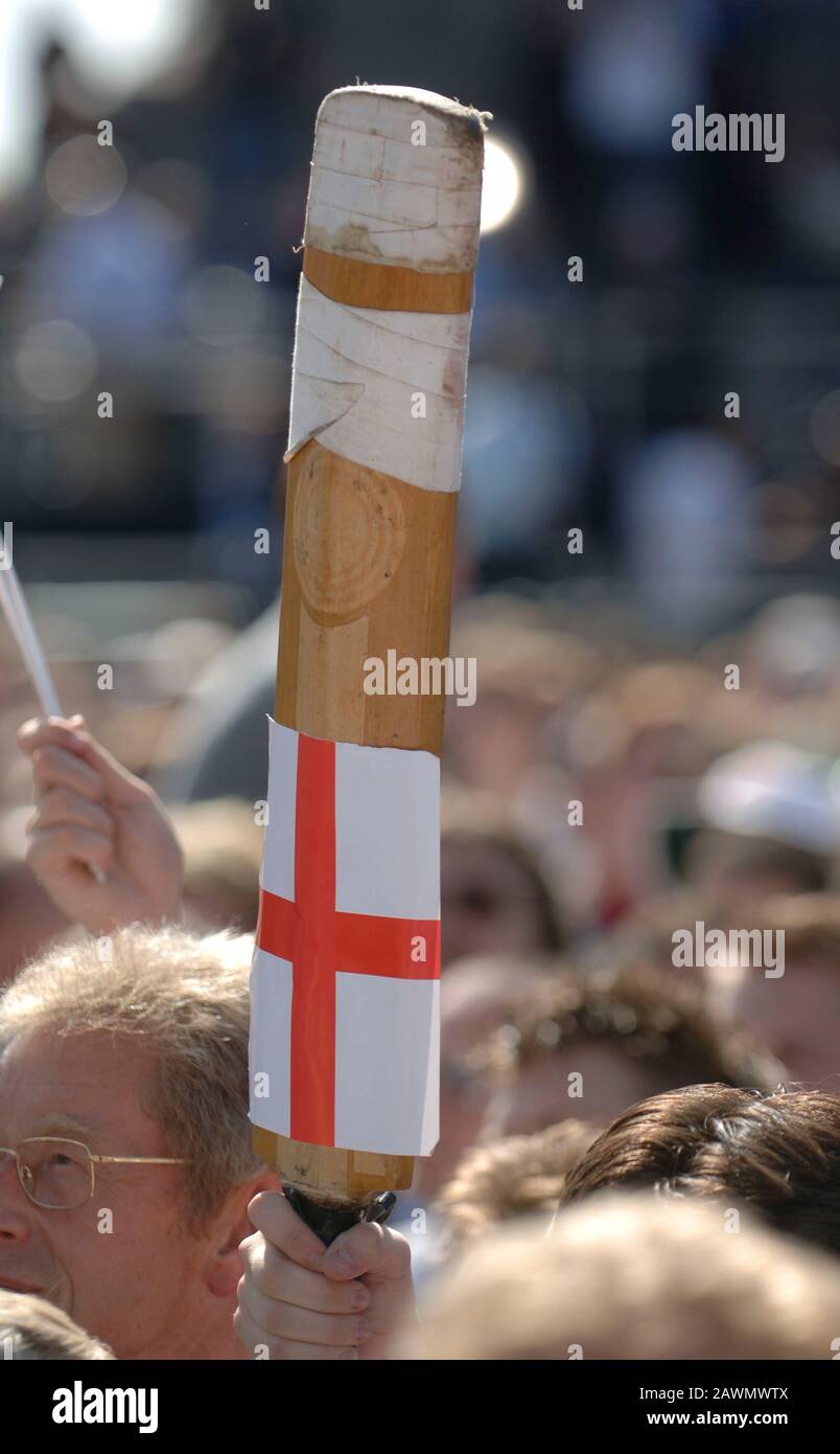 England cricket team ashes 2005 hi-res stock photography and images - Alamy