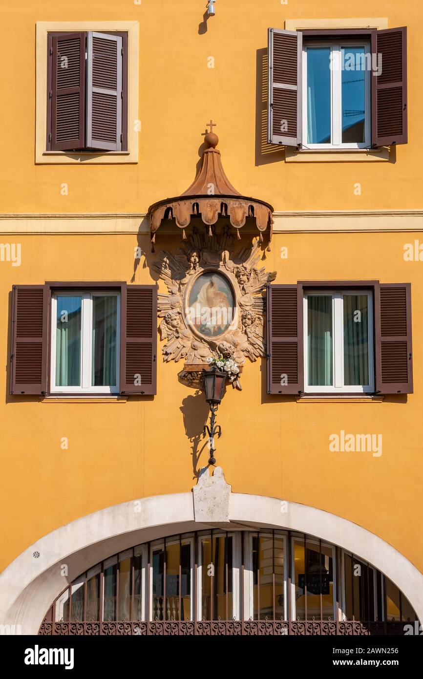 Typical renaissance windows in Rome, Italy Stock Photo - Alamy