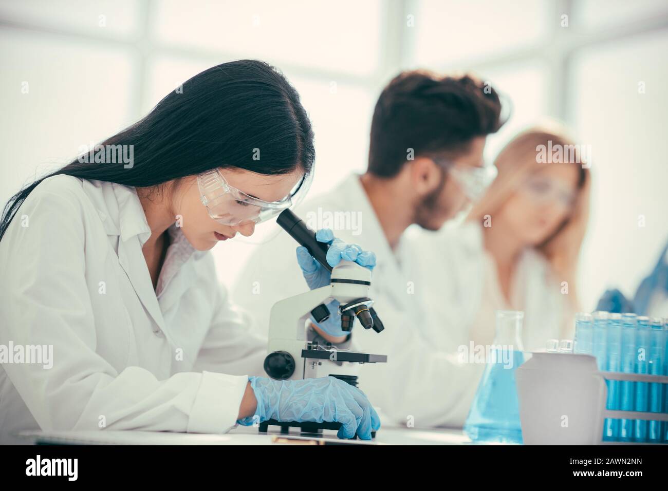Doctor using a microscope hi-res stock photography and images - Alamy