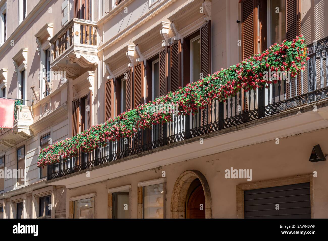 Typical renaissance windows in Rome, Italy Stock Photo - Alamy