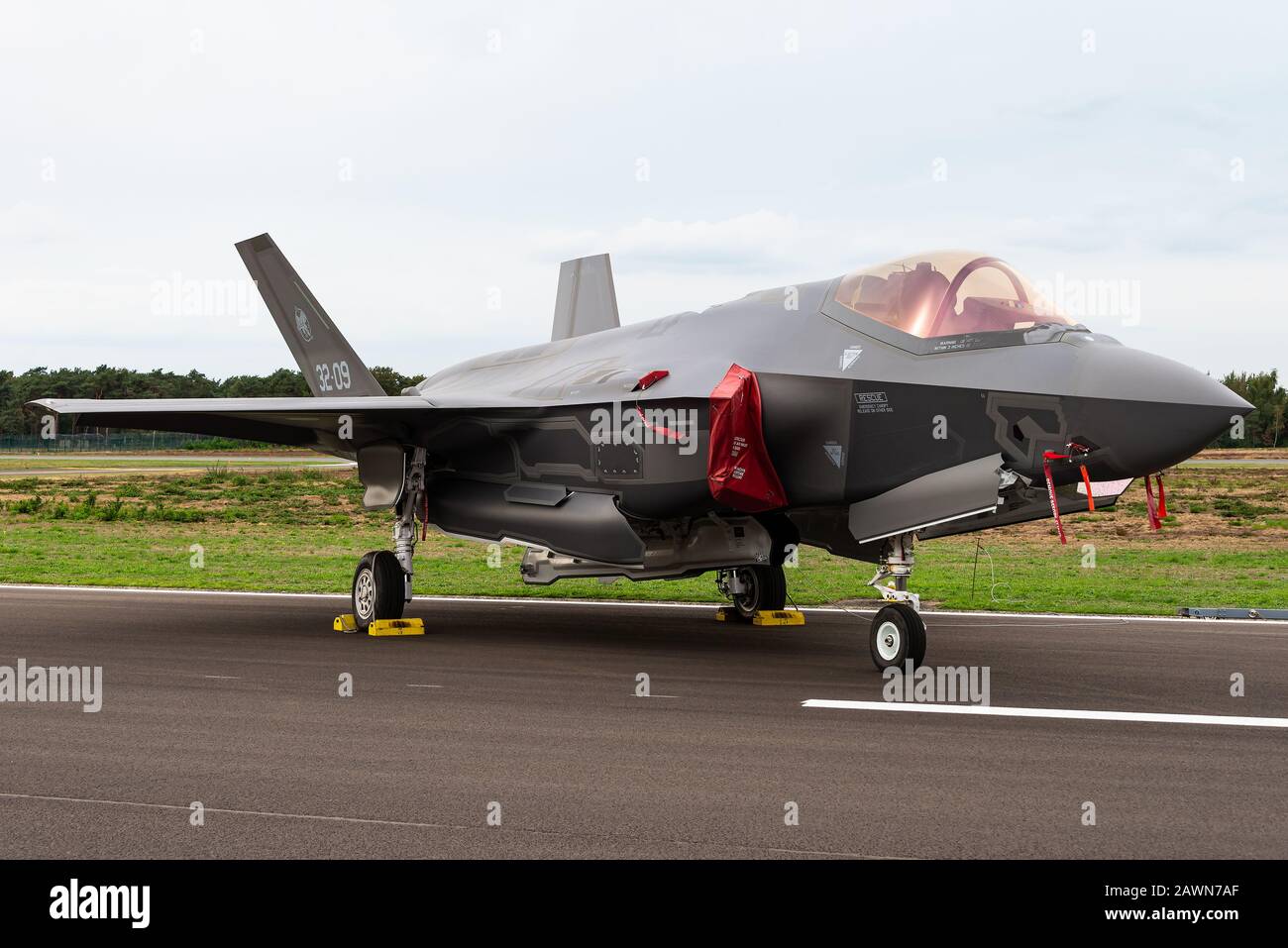 A Lockheed Martin F-35 Lightning II stealth multirole combat aircraft ...