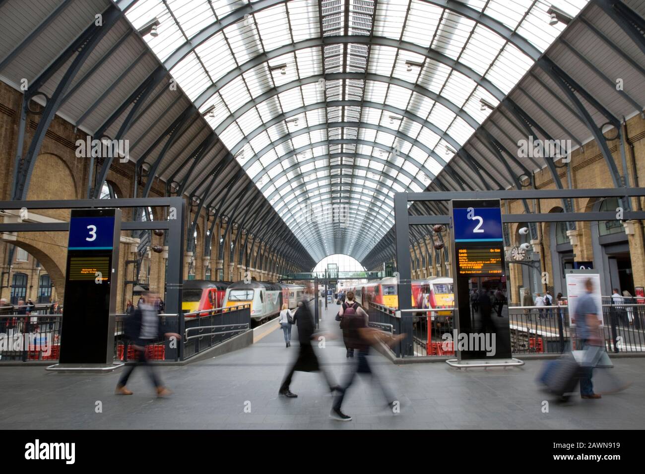 Kings cross station railway hi-res stock photography and images - Alamy