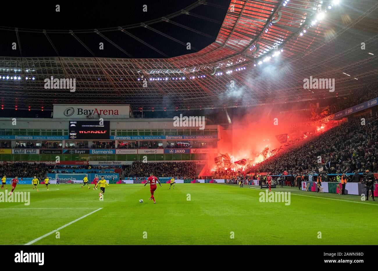 Feature, pyro in the fan block of DO, in front of it a game scene ...