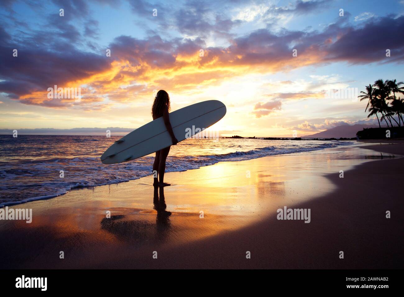 Woman surfboard hawaii hi-res stock photography and images - Alamy