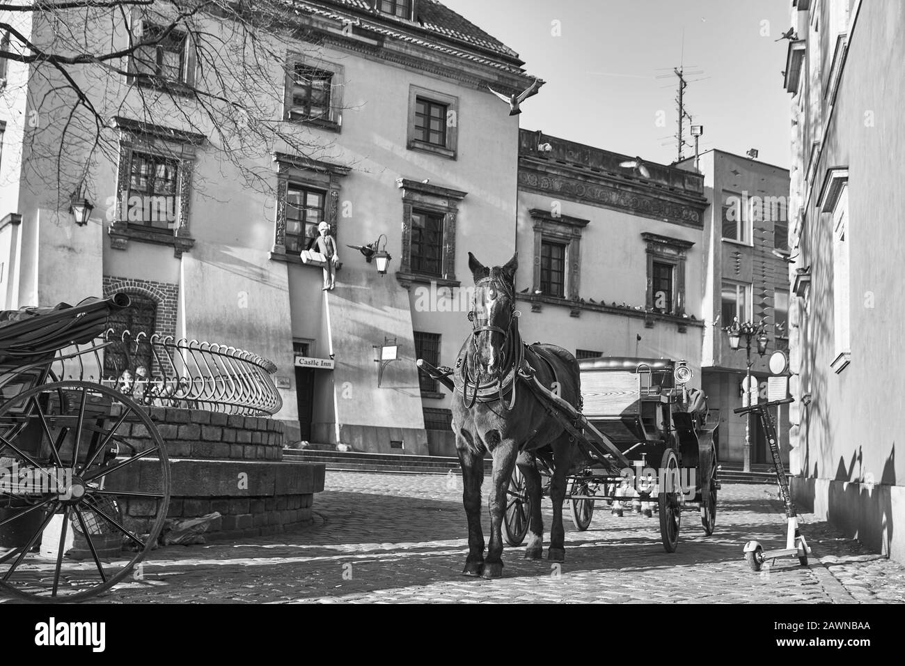 Horse cab on old town in Warsaw Stock Photo - Alamy