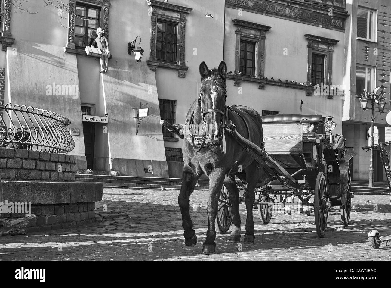 Horse cab on old town in Warsaw Stock Photo - Alamy