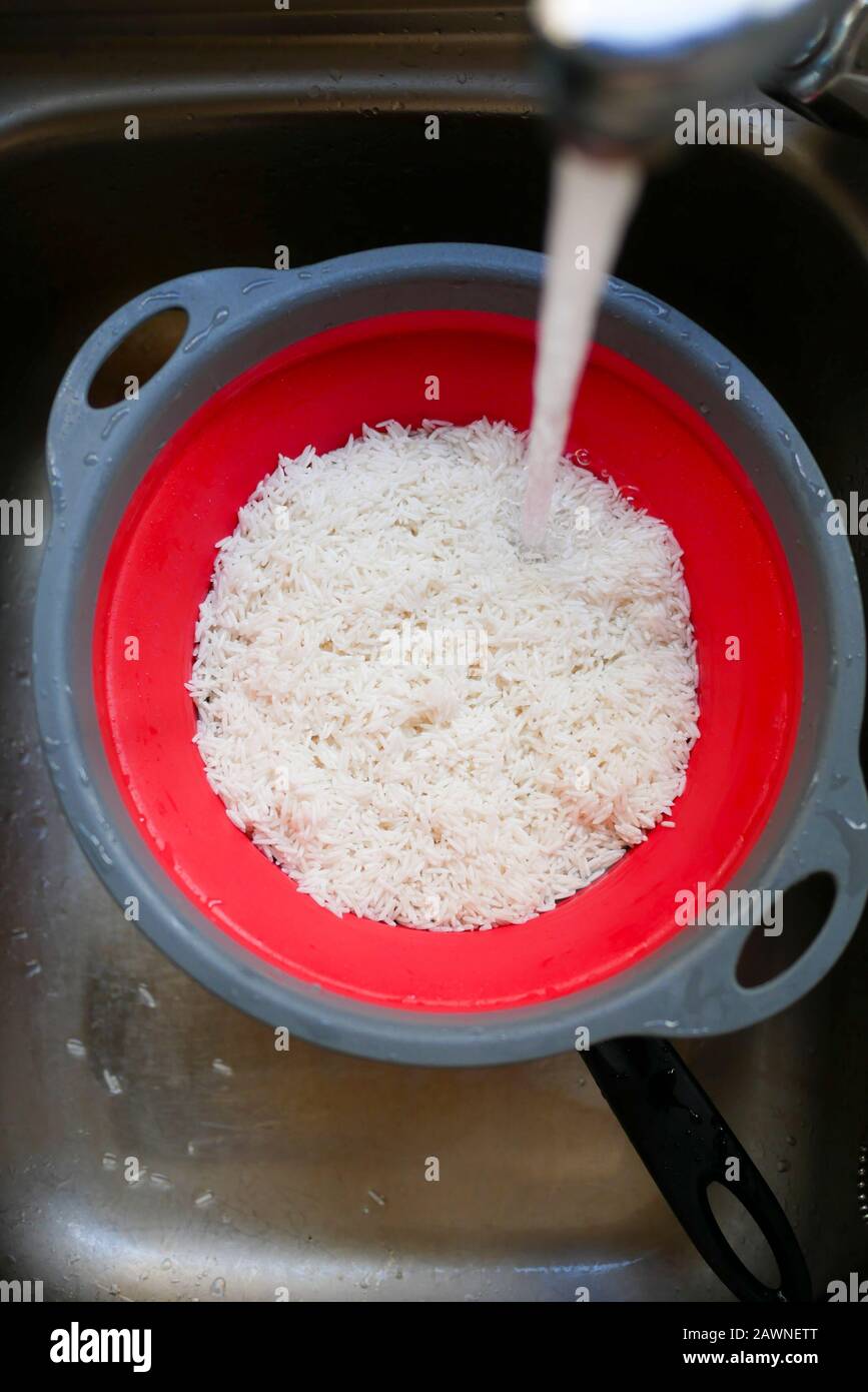 Draining rice in sieve hi-res stock photography and images - Alamy