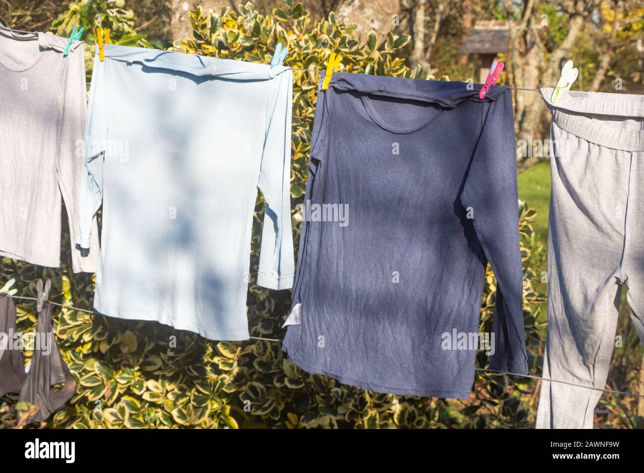 Washing line with clothes drying in a garden Stock Photo - Alamy