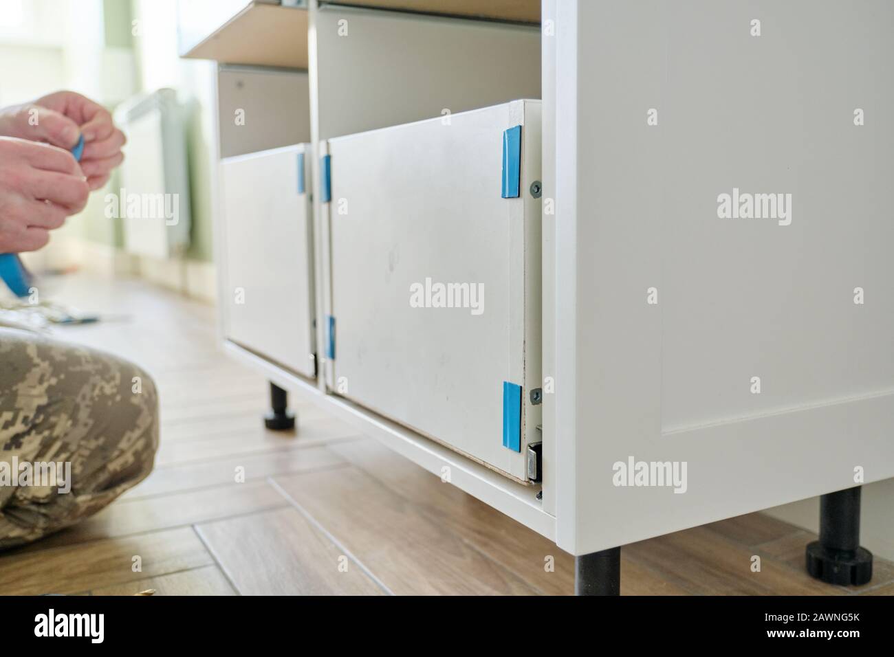 Man assembling kitchen drawer hi-res stock photography and images - Alamy
