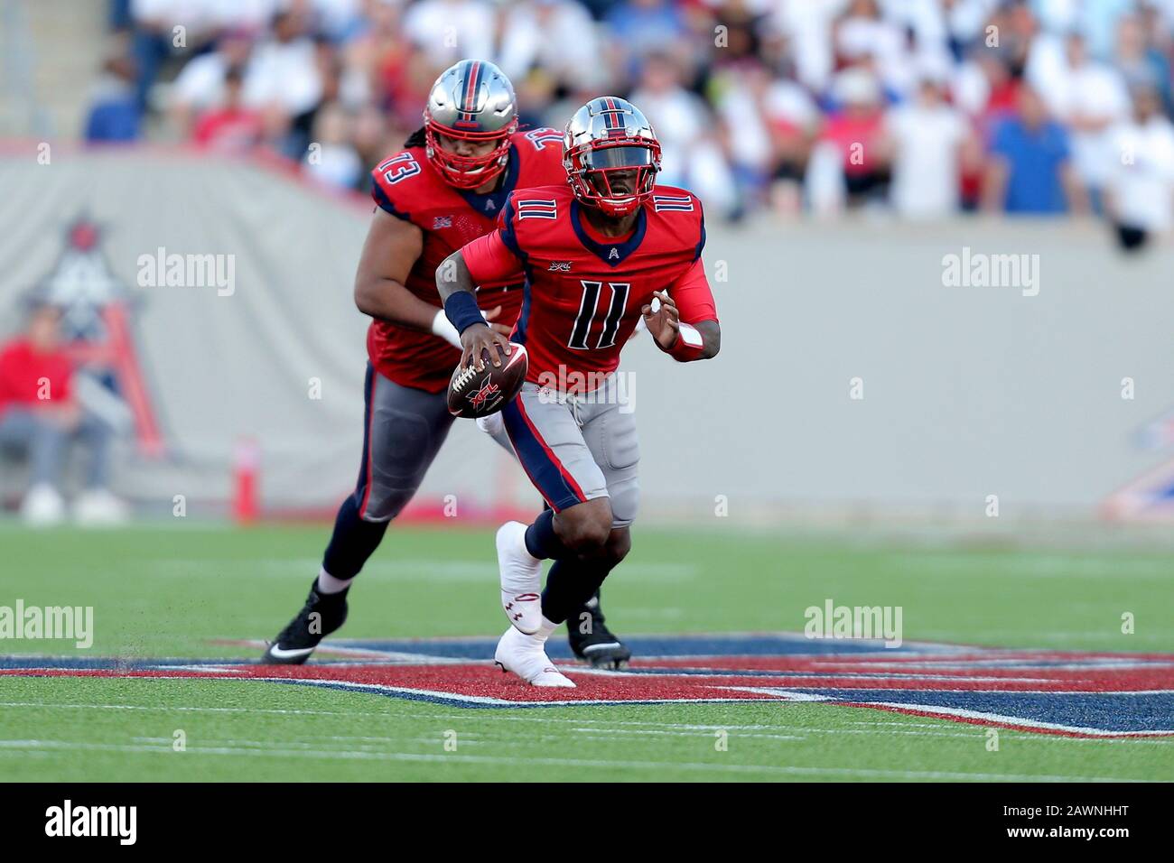 Quarterback scramble hi-res stock photography and images - Alamy