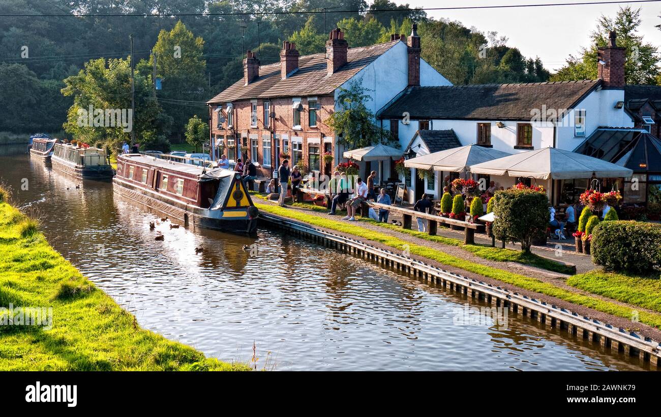Canal pub uk narrowboat hi-res stock photography and images - Alamy