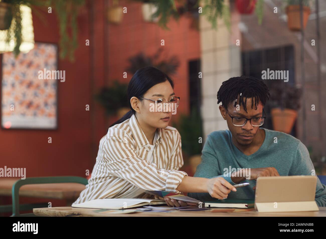 Coworker table hi-res stock photography and images - Alamy