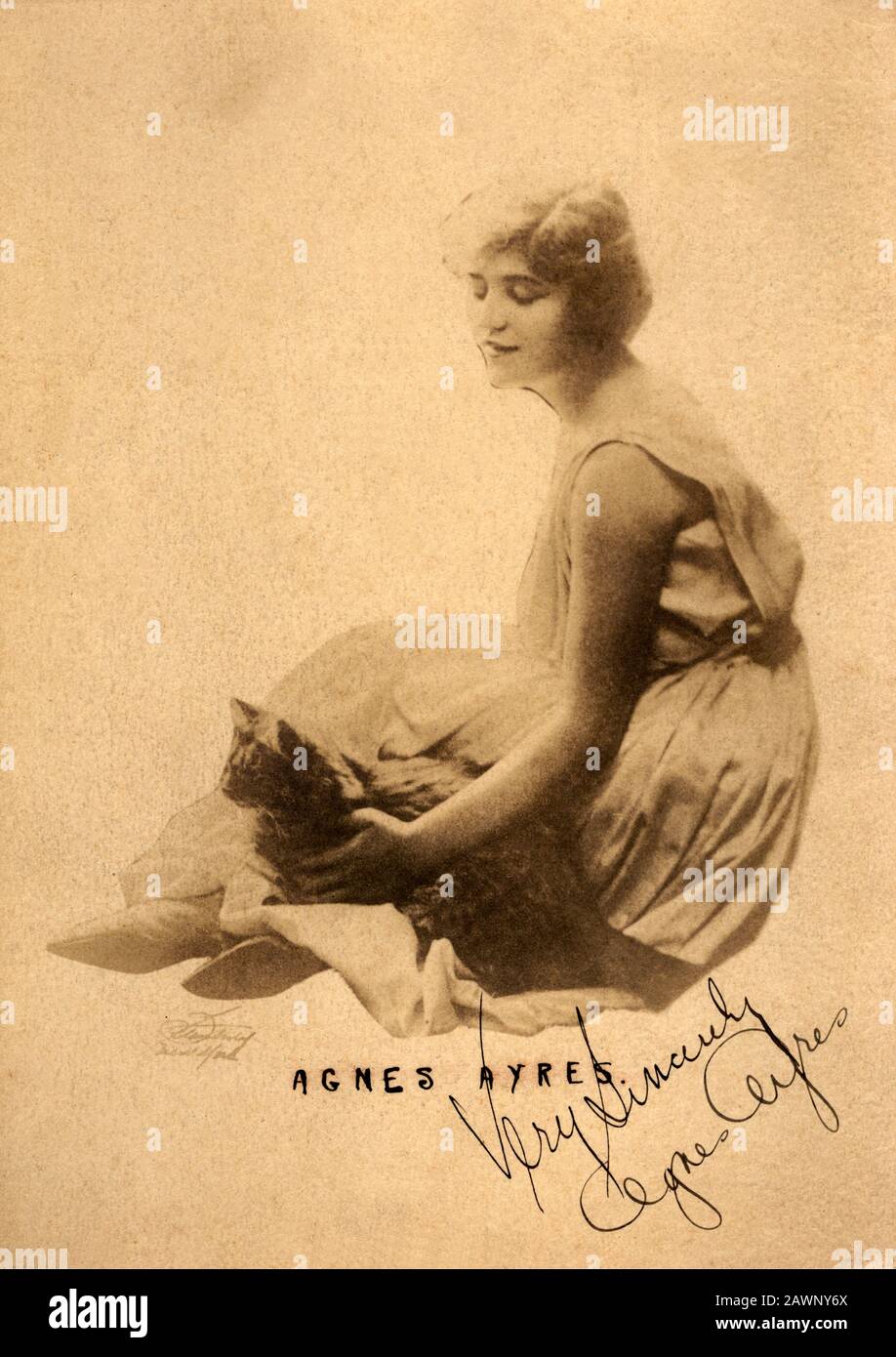 1919 ca , HOLLYWOOD , USA : The silent movie actress AGNES AYRES ( 1898 ...