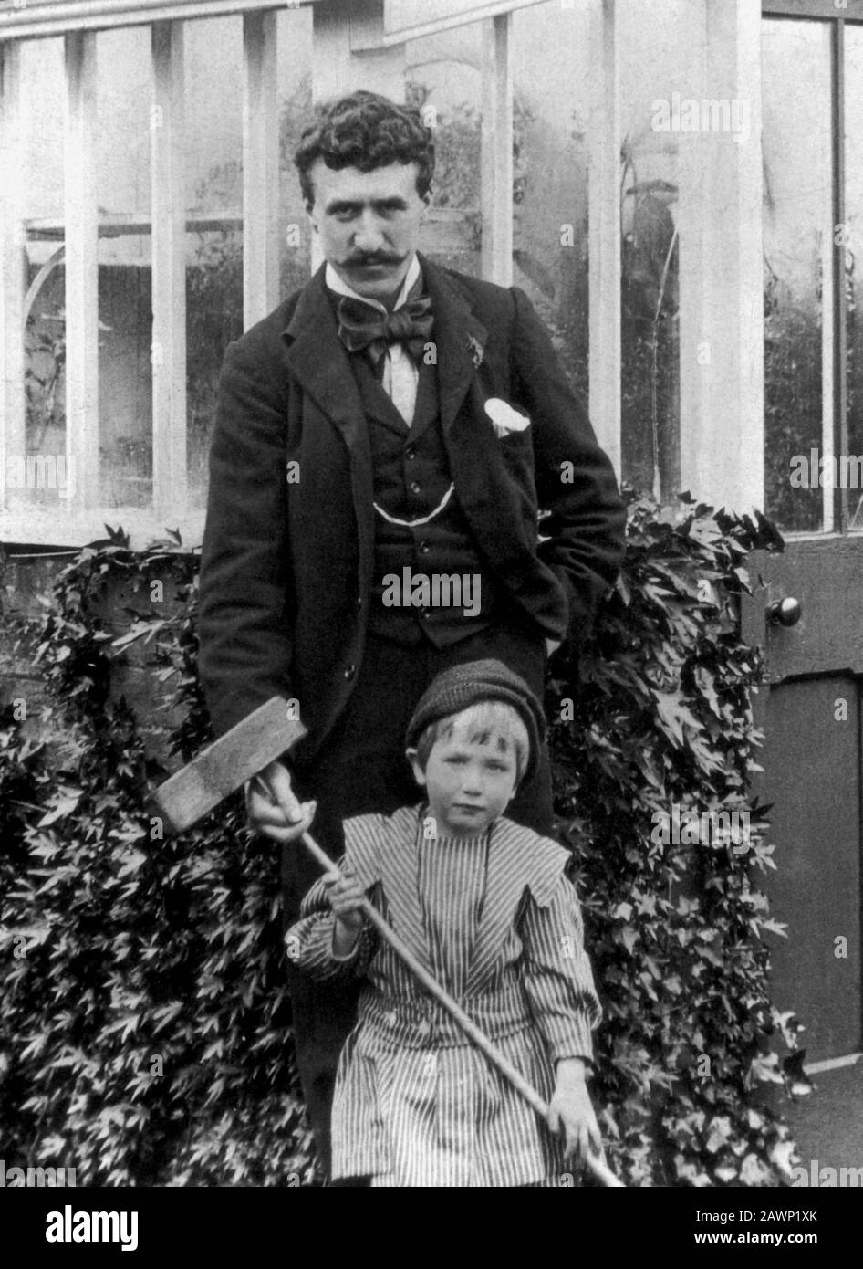 1898 , GLASGOW , GREAT BRITAIN : The ART NOUVEAU painter , architect ...