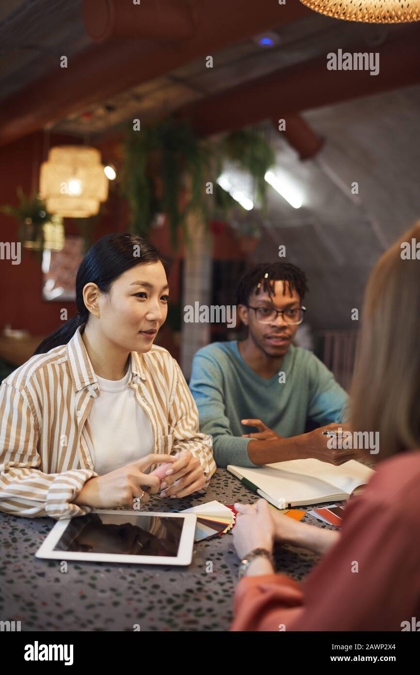 Teamwork table hi-res stock photography and images - Alamy