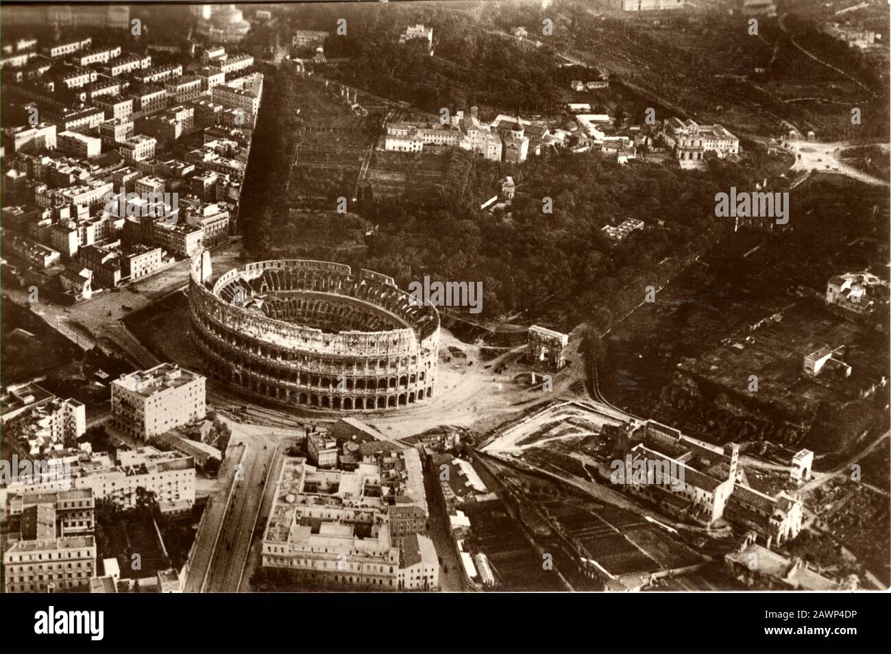 1920 ca. , ROMA , ITALY : THE COLISEUM ( Colosseo ), Chiesa di Santa ...