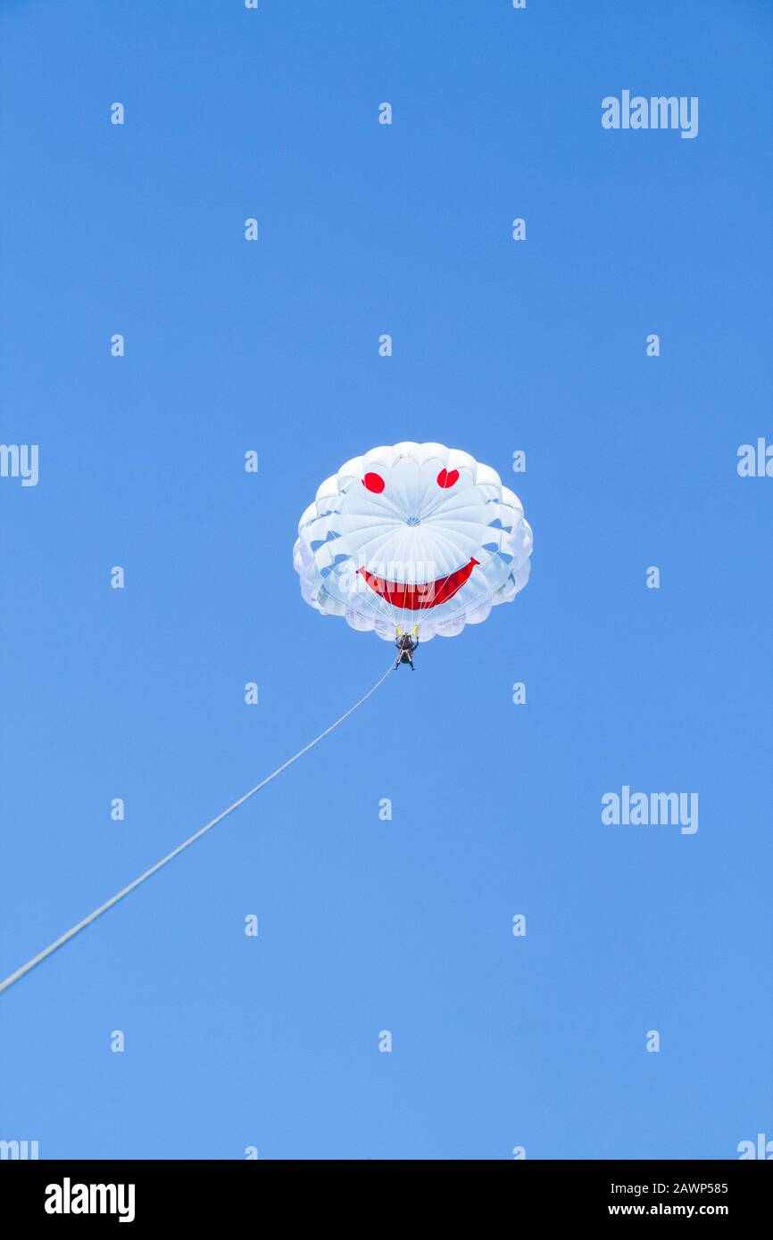 Two parasailing hi-res stock photography and images - Alamy