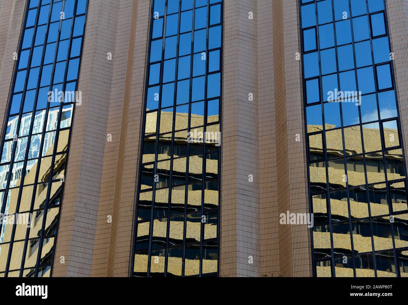 Reflections of a building hi-res stock photography and images - Alamy
