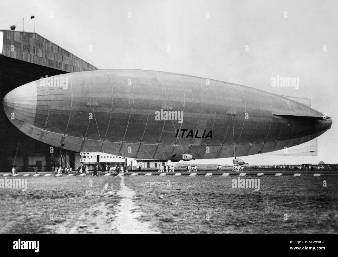 Italia airship hi-res stock photography and images - Alamy