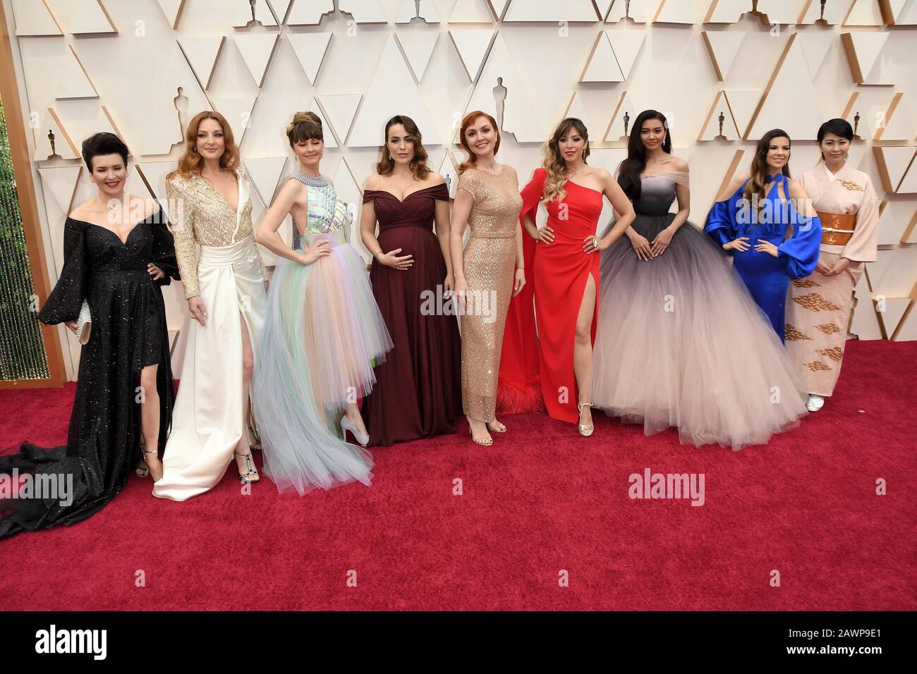 Actresses who voice the character of Elsa in Disney's Frozen movies ...