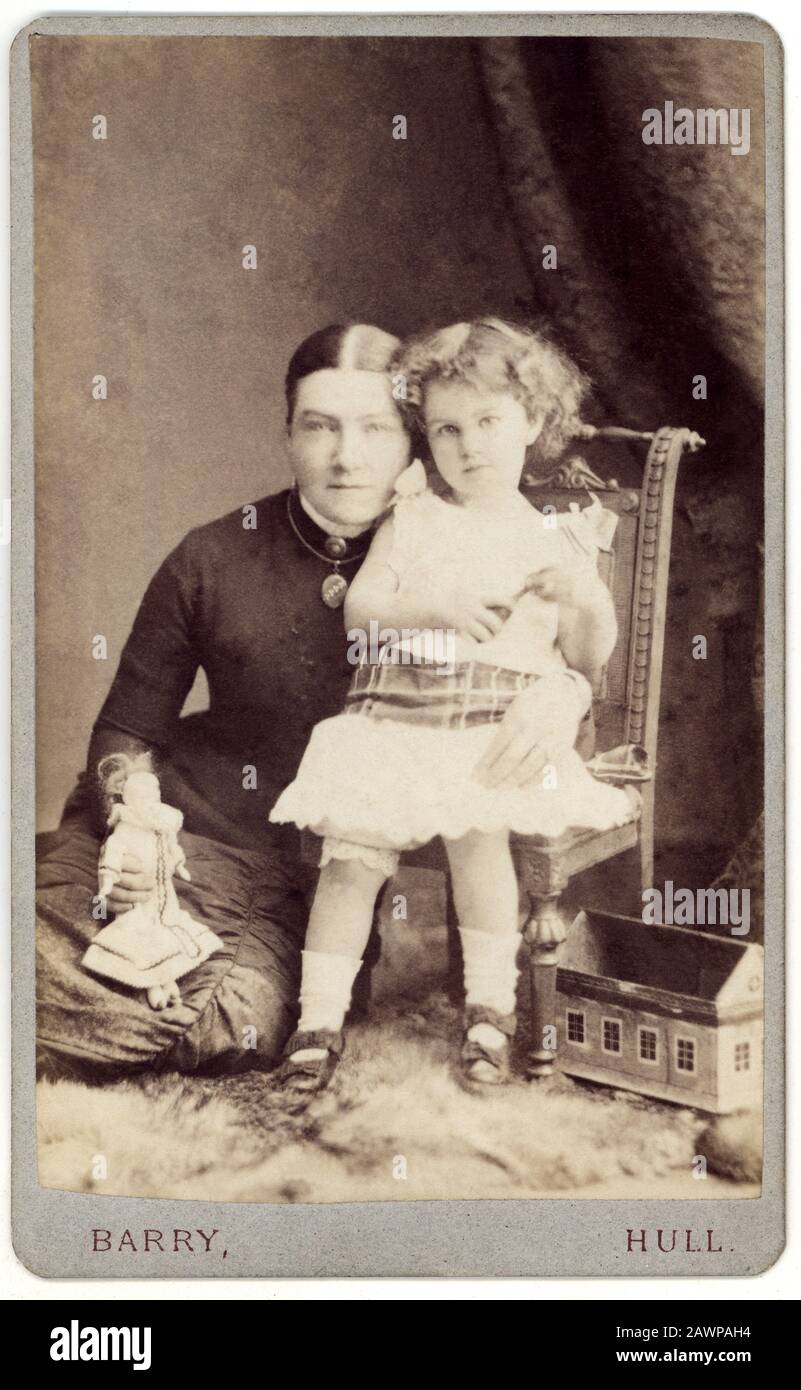 1880 ca, HULL , GREAT BRITAIN : Little girl with mother and doll ...