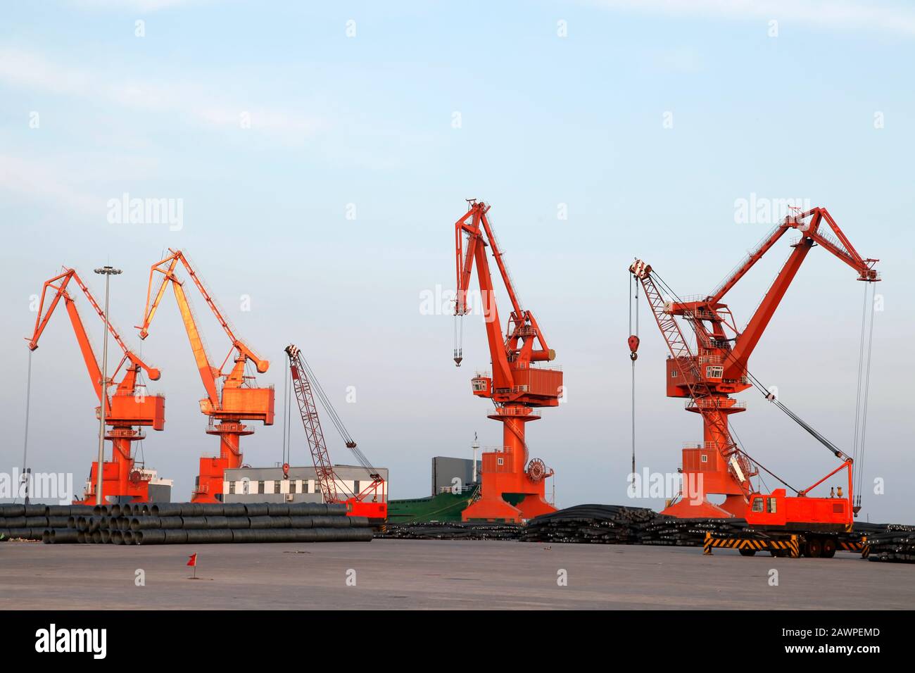 Portal crane hi-res stock photography and images - Alamy