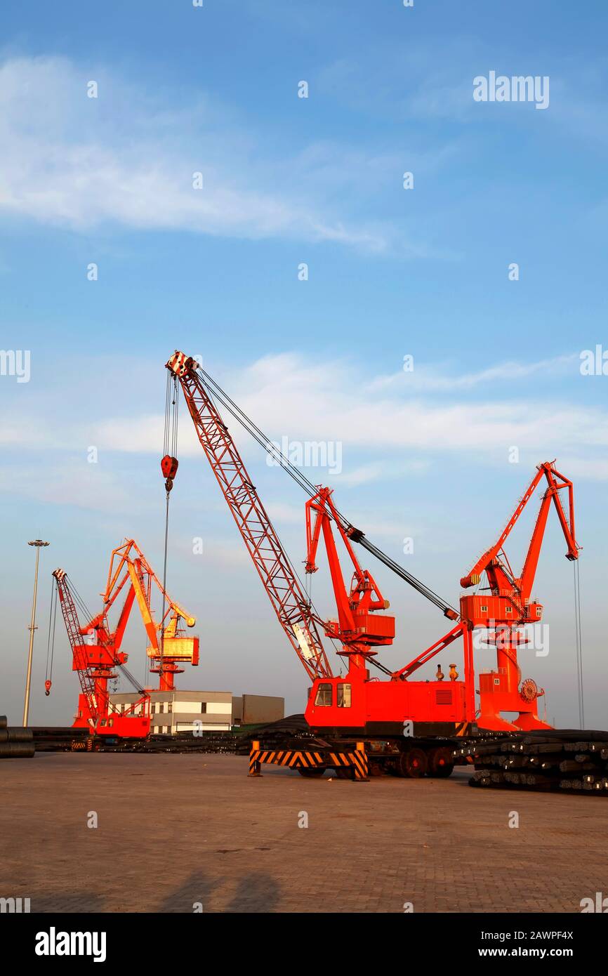 Portal jib crane hi-res stock photography and images - Alamy