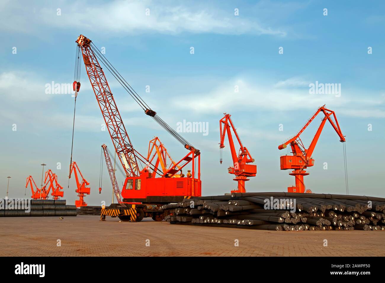 Portal jib crane hi-res stock photography and images - Alamy