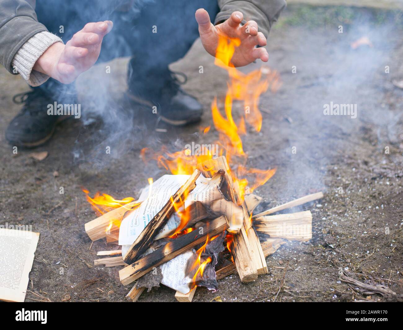 Bonfire man sit hi-res stock photography and images - Alamy