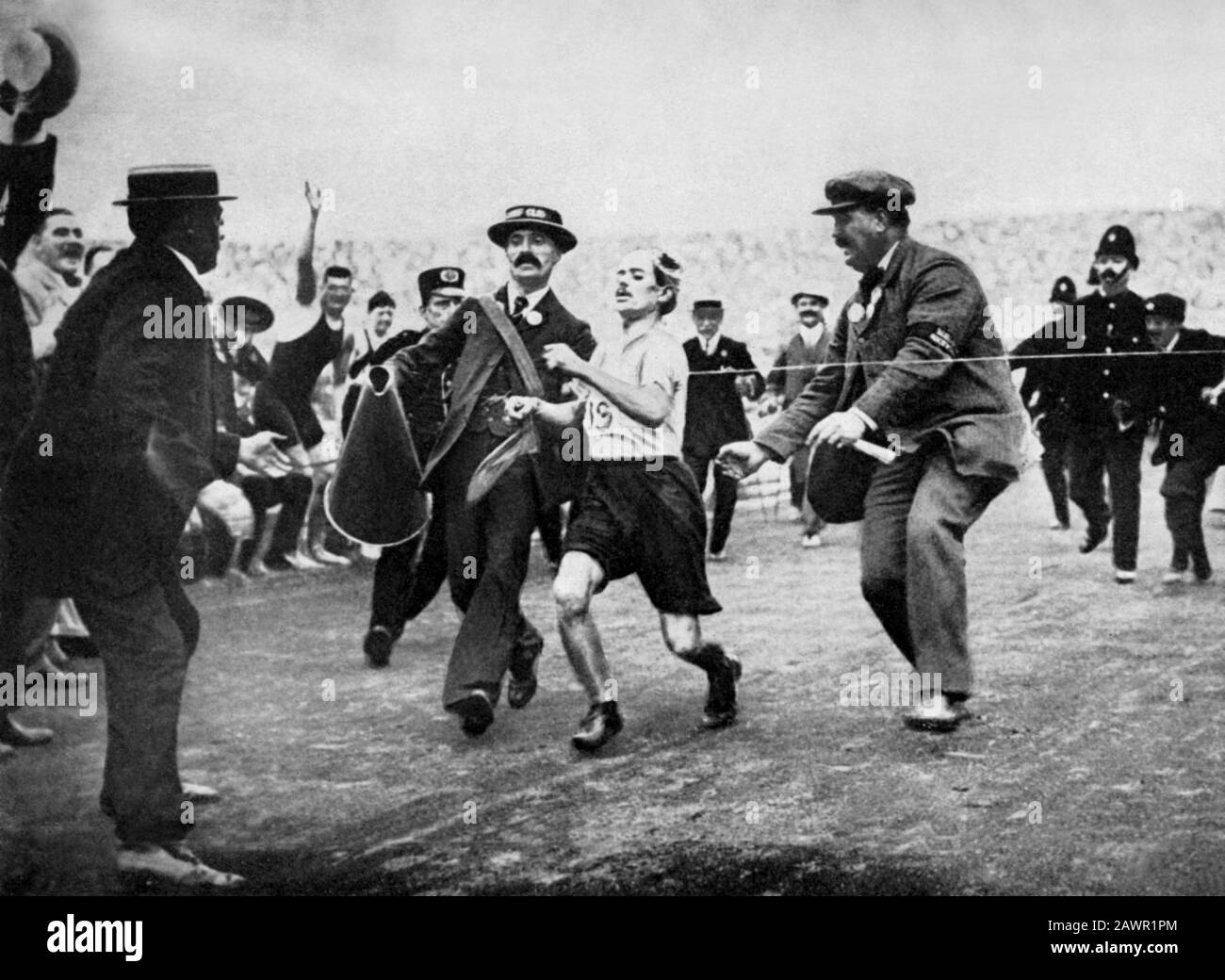 1908 , Windsor , GREAT BRITAIN : The italian marathon man DORANDO ...