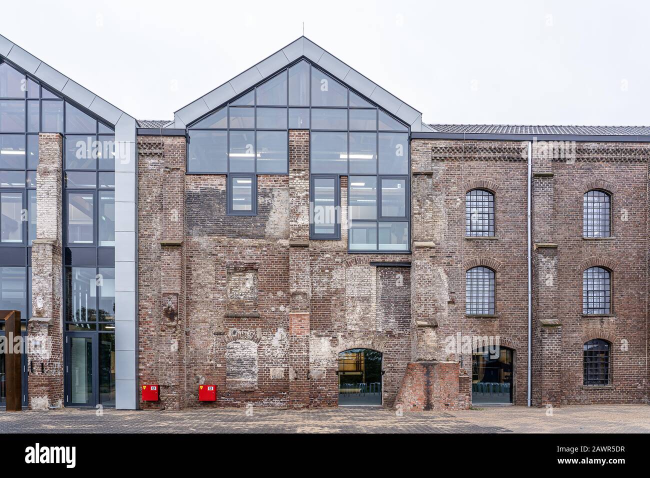 Fox Excel pub in the United Kingdom during daytime Stock Photo - Alamy