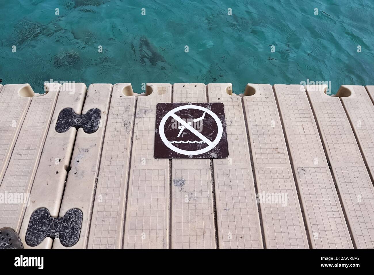 A no diving sign on the edge of a dock Stock Photo - Alamy