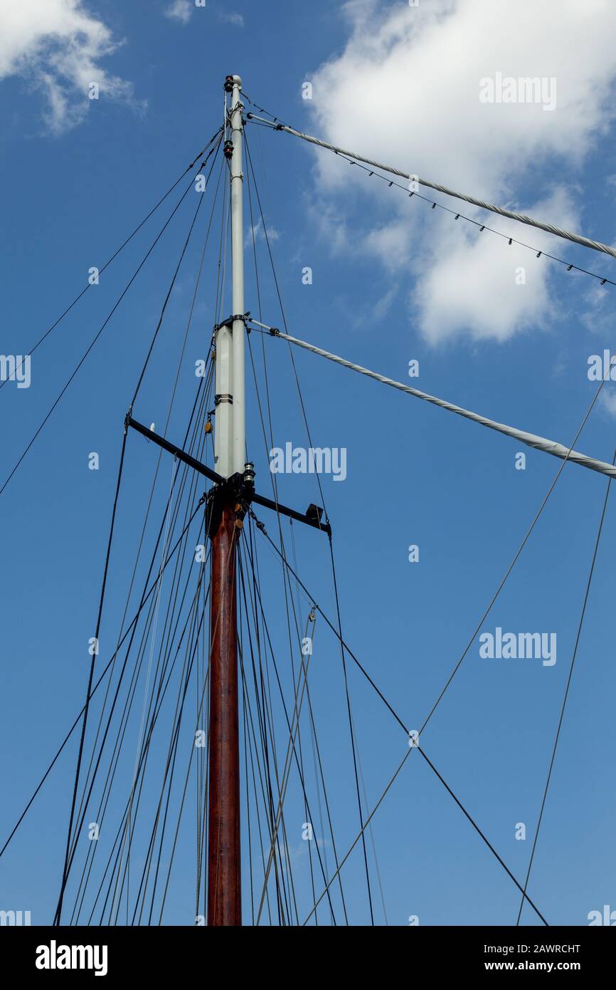Halyard hi-res stock photography and images - Alamy