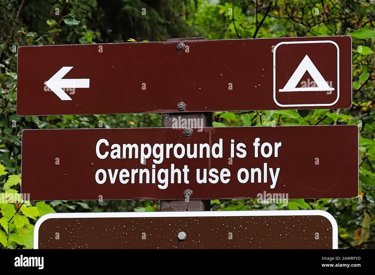 A campground is for overnight use only sign Stock Photo - Alamy