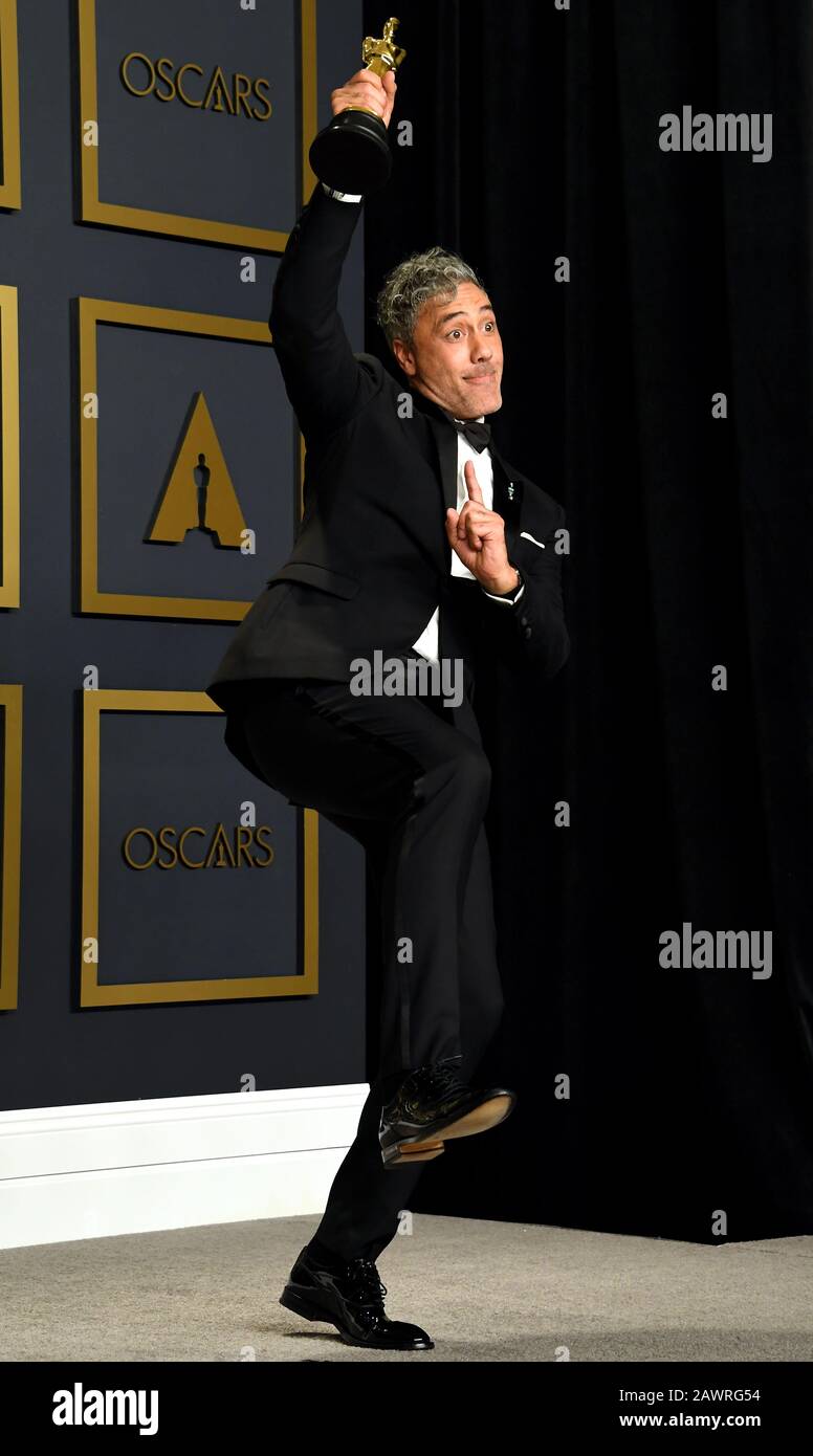 Taika Waititi with his Best Adapted Screenplay Oscar for Jojo Rabbit in ...