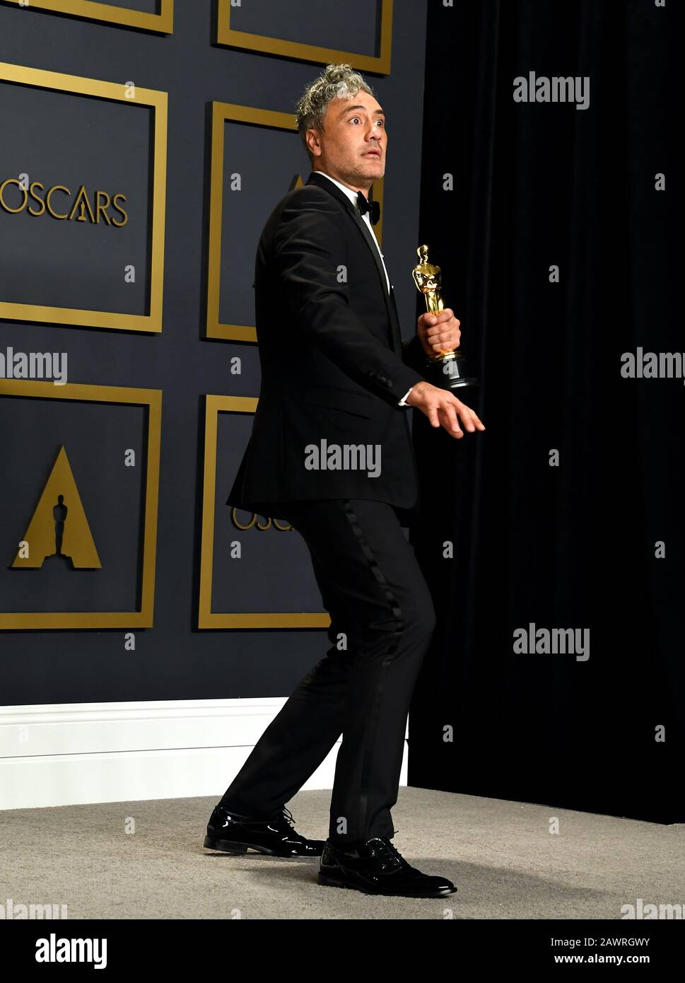 Taika Waititi with his Best Adapted Screenplay Oscar for Jojo Rabbit in ...